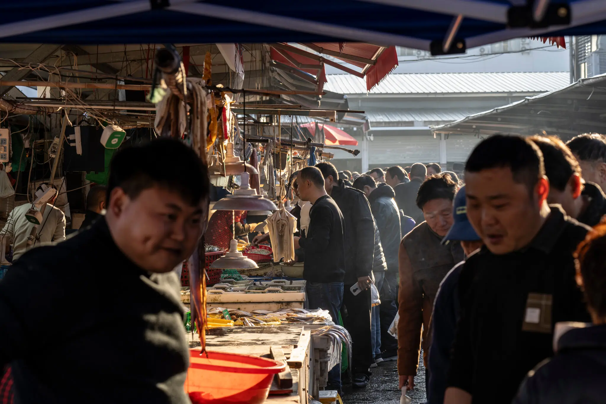 在世界最繁忙的港口，中国经济失衡的现实清晰可见